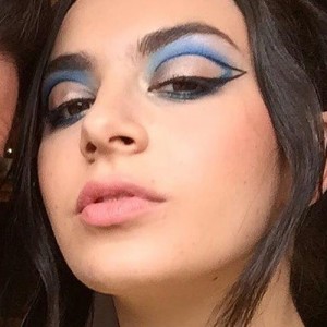 Charli XCX Makeup: Black Eyeshadow, Purple Eyeshadow & Pink Lip Gloss ...