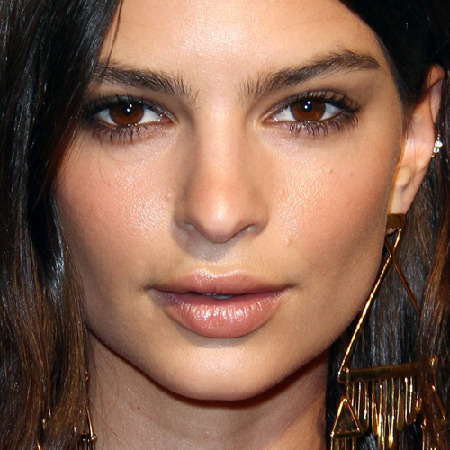 Bella Thorne Makeup: Gold Eyeshadow, Green Eyeshadow & Peach Lipstick ...