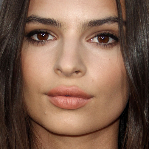 Emily Ratajkowski Makeup: Black Eyeshadow, Gold Eyeshadow & Nude ...