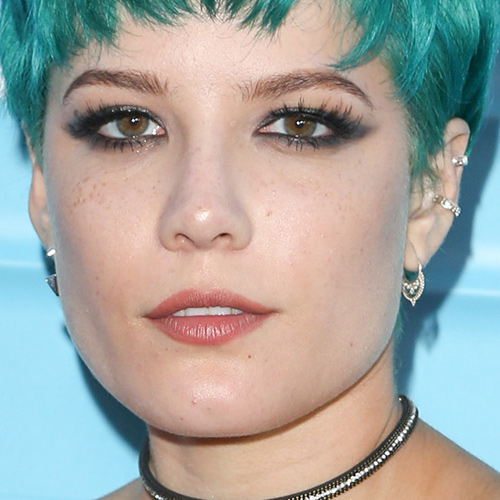 Halsey Makeup: Black Eyeshadow, Gray Eyeshadow & Mauve Lipstick | Steal ...