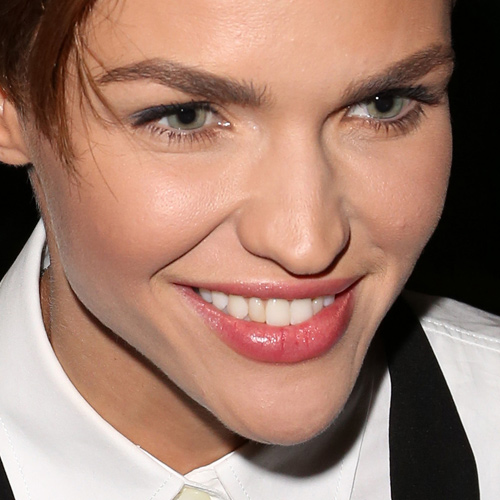 Amber Rose Makeup: Peach Eyeshadow & Hot Pink Lipstick | Steal Her Style