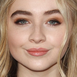 Sabrina Carpenter Makeup: Taupe Eyeshadow & Pink Lipstick | Steal Her Style