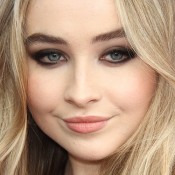 Sabrina Carpenter Makeup: Taupe Eyeshadow & Pink Lipstick | Steal Her Style