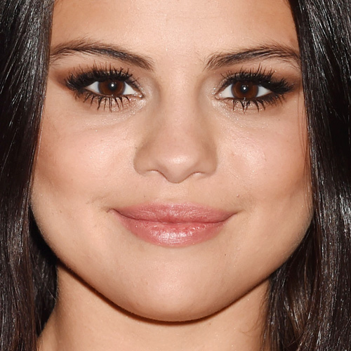 Selena Gomez Makeup: Black Eyeshadow, Gold Eyeshadow & Mauve Lipstick ...