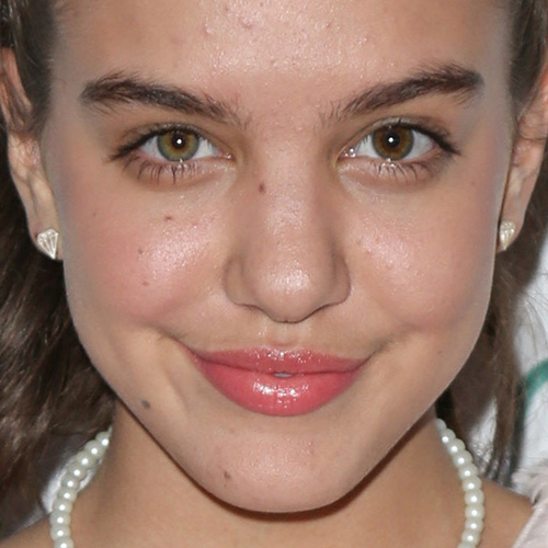 Taylor Swift Makeup: Beige Eyeshadow, Black Eyeshadow & Red Lipstick ...