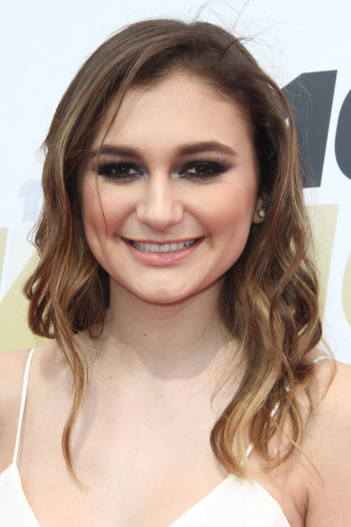 Daya Wavy Medium Brown Loose Waves, Peek-A-Boo Highlights Hairstyle ...