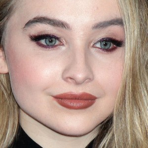 Sabrina Carpenter Makeup: Taupe Eyeshadow & Pink Lipstick | Steal Her Style