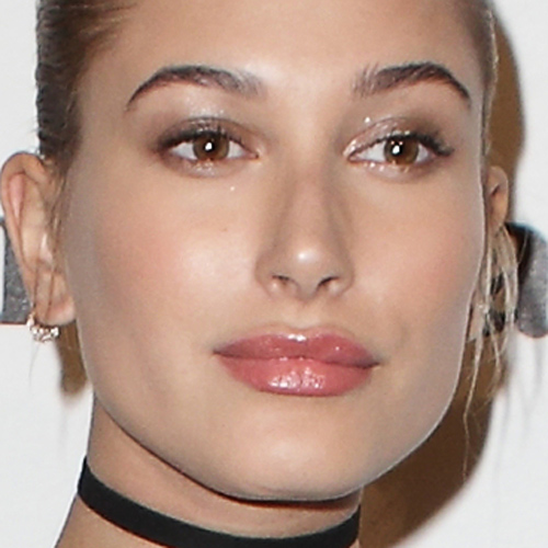 Hailey Baldwin Makeup: Bronze Eyeshadow, Brown Eyeshadow & Nude ...