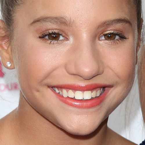 Mackenzie Ziegler Doing Makeup | Makeupview.co