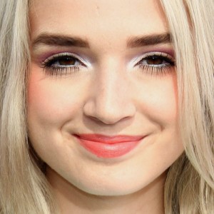 Poppy Makeup: Black Eyeshadow & Pale Pink Lipstick | Steal Her Style