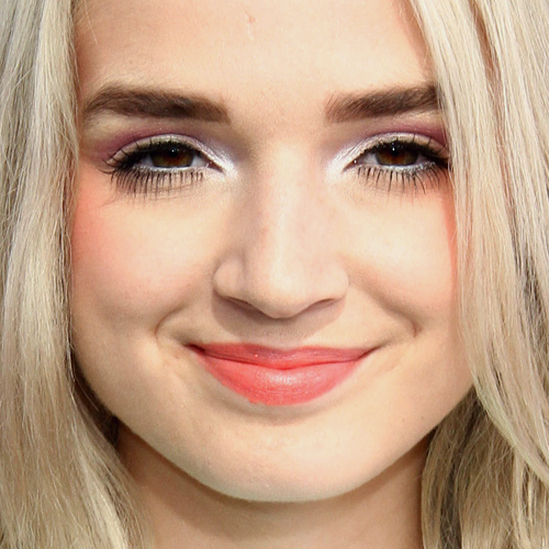 Victoria Justice Makeup: Bronze Eyeshadow & Red Lipstick | Steal Her Style