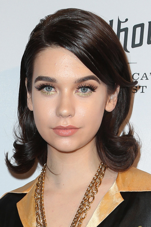 Amanda Steele Wavy Dark Brown Retro Hairstyle | Steal Her Style