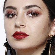 Charli XCX Makeup: Beige Eyeshadow, Black Eyeshadow, Gold Eyeshadow ...