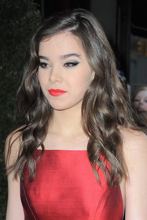 Hailee Steinfeld Wavy Medium Brown Loose Waves Hairstyle | Steal Her Style