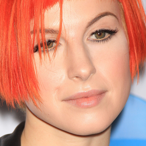 Hayley Williams Makeup: Black Eyeshadow, Nude Eyeshadow & Clear Lip ...