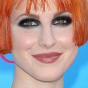 Hayley Williams Makeup: Black Eyeshadow, Red Eyeshadow & Pink Lipstick ...