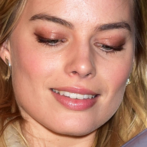 Miley Cyrus Makeup: Bronze Eyeshadow & Bubblegum Pink Lipstick | Steal ...