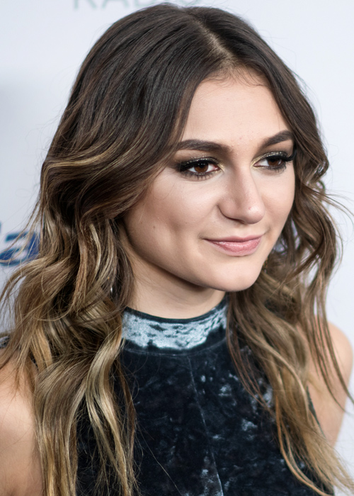 Daya Wavy Medium Brown All-Over Highlights, Loose Waves Hairstyle ...