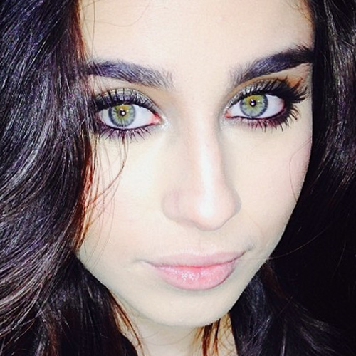 Pia Mia Perez Makeup: Nude Eyeshadow & Red Lipstick | Steal Her Style