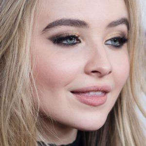 Sabrina Carpenter Makeup: Taupe Eyeshadow & Pink Lipstick | Steal Her Style