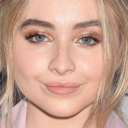 Sabrina Carpenter Makeup: Black Eyeshadow, Bronze Eyeshadow & Clear Lip ...