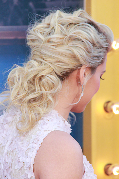 Tori Kelly Wavy Light Brown All-Over Highlights, Pinned-Back Hairstyle ...