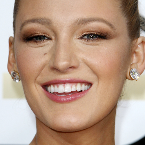 Blake Lively Makeup: Brown Eyeshadow, Gold Eyeshadow & Pink Lipstick ...