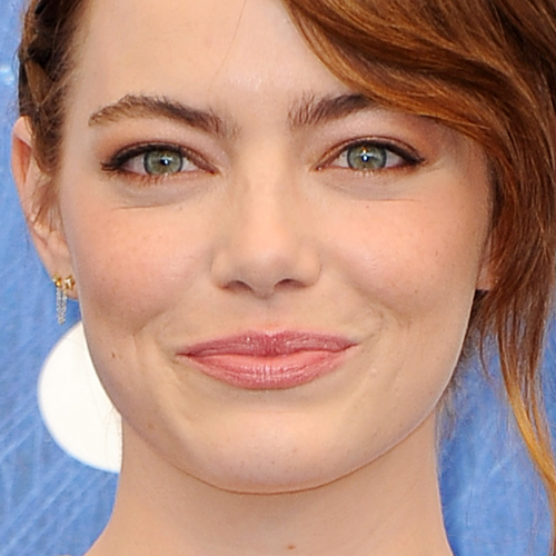Emma Stone Makeup: Charcoal Eyeshadow & Pink Lipstick | Steal Her Style