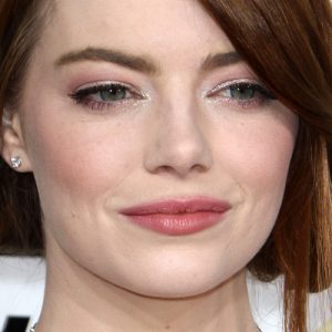 Emma Stone Makeup: Pink Eyeshadow & Pink Lipstick | Steal Her Style