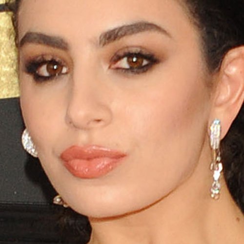 Charli XCX Makeup: Beige Eyeshadow, Black Eyeshadow, Gold Eyeshadow ...