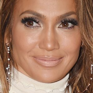 Jennifer Lopez Makeup: Black Eyeshadow, Gray Eyeshadow & Nude Lipstick ...