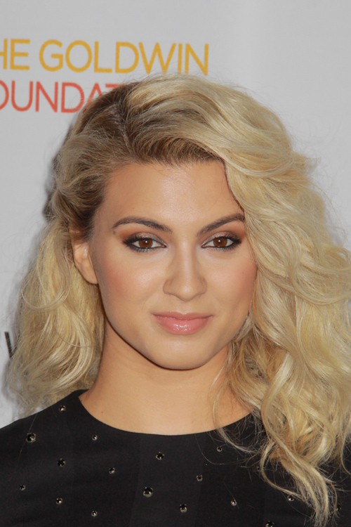 Tori Kelly Wavy Platinum Blonde Dark Roots, Side Part Hairstyle | Steal ...