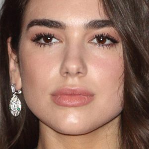 Dua Lipa Makeup: Black Eyeshadow, Taupe Eyeshadow & Peach Lipstick ...