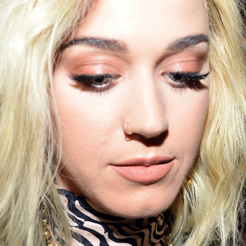Katy Perry Makeup: Blue Eyeshadow & Mauve Lipstick | Steal Her Style