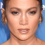 Jennifer Lopez Makeup: Taupe Eyeshadow & Nude Lipstick | Steal Her Style