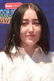 Noah Cyrus Hairstyles & Hair Colors | Steal Her Style
