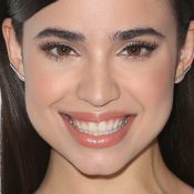 Sofia Carson Makeup: Bronze Eyeshadow, Taupe Eyeshadow & Mauve Lipstick ...