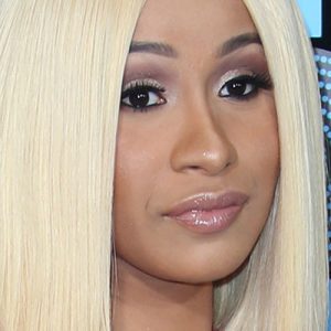 Cardi B Makeup: Black Eyeliner, Purple Eyeshadow & Nude Lipstick ...