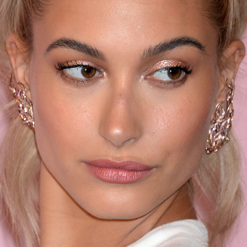 Hailey Baldwin Makeup: Black Eyeshadow, Gold Eyeshadow, Red Eyeshadow ...