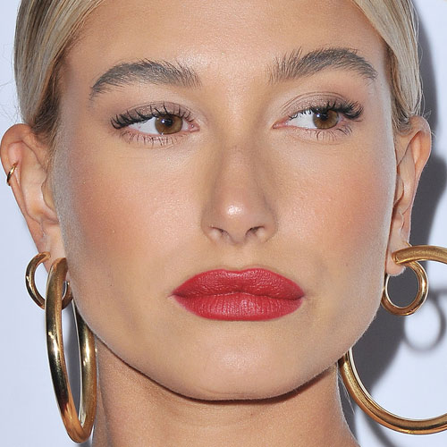 Hailey Baldwin Makeup: Black Eyeshadow, Gold Eyeshadow, Red Eyeshadow ...