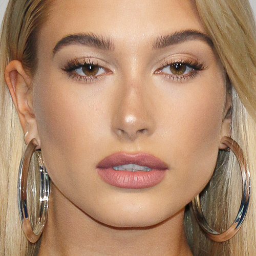 Hailey Baldwin Makeup: Black Eyeshadow, Bronze Eyeshadow, Brown ...