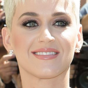Katy Perry Makeup: Blue Eyeshadow, Gold Eyeshadow & Nude Lipstick ...