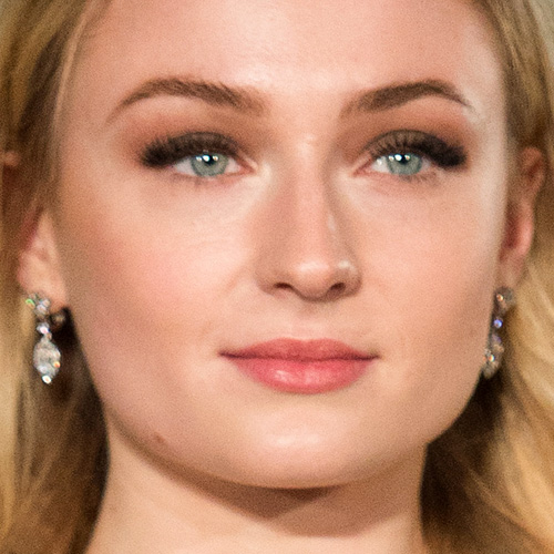 Sophie Turner's Makeup Photos & Products | Steal Her Style