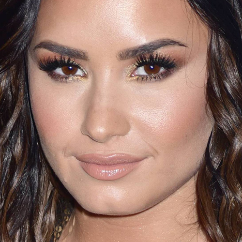 Demi Lovato Makeup: Black Eyeshadow & Red Lipstick | Steal Her Style