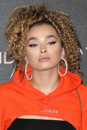 Ella Eyre's Hairstyles & Hair Colors | Steal Her Style