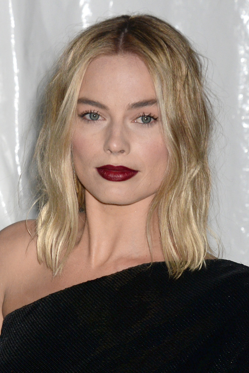 Margot Robbie Wavy Light Brown All-Over Highlights Hairstyle | Steal ...