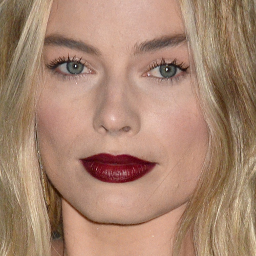 Margot Robbie Makeup: Black Eyeshadow, Taupe Eyeshadow & Red Lipstick ...