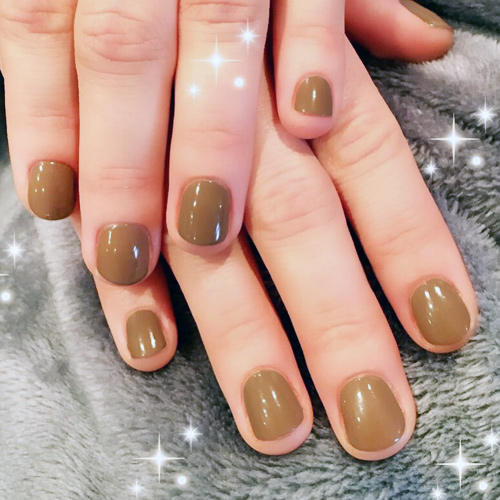 Demi Lovato Black, Gold Nails | Steal Her Style