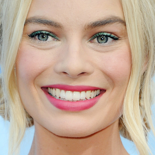Margot Robbie Makeup: Black Eyeshadow, Green Eyeshadow & Pink Lipstick ...
