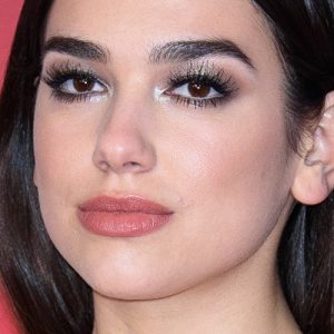 Dua Lipa Makeup: Black Eyeshadow, Brown Eyeshadow & Clear Lip Gloss ...